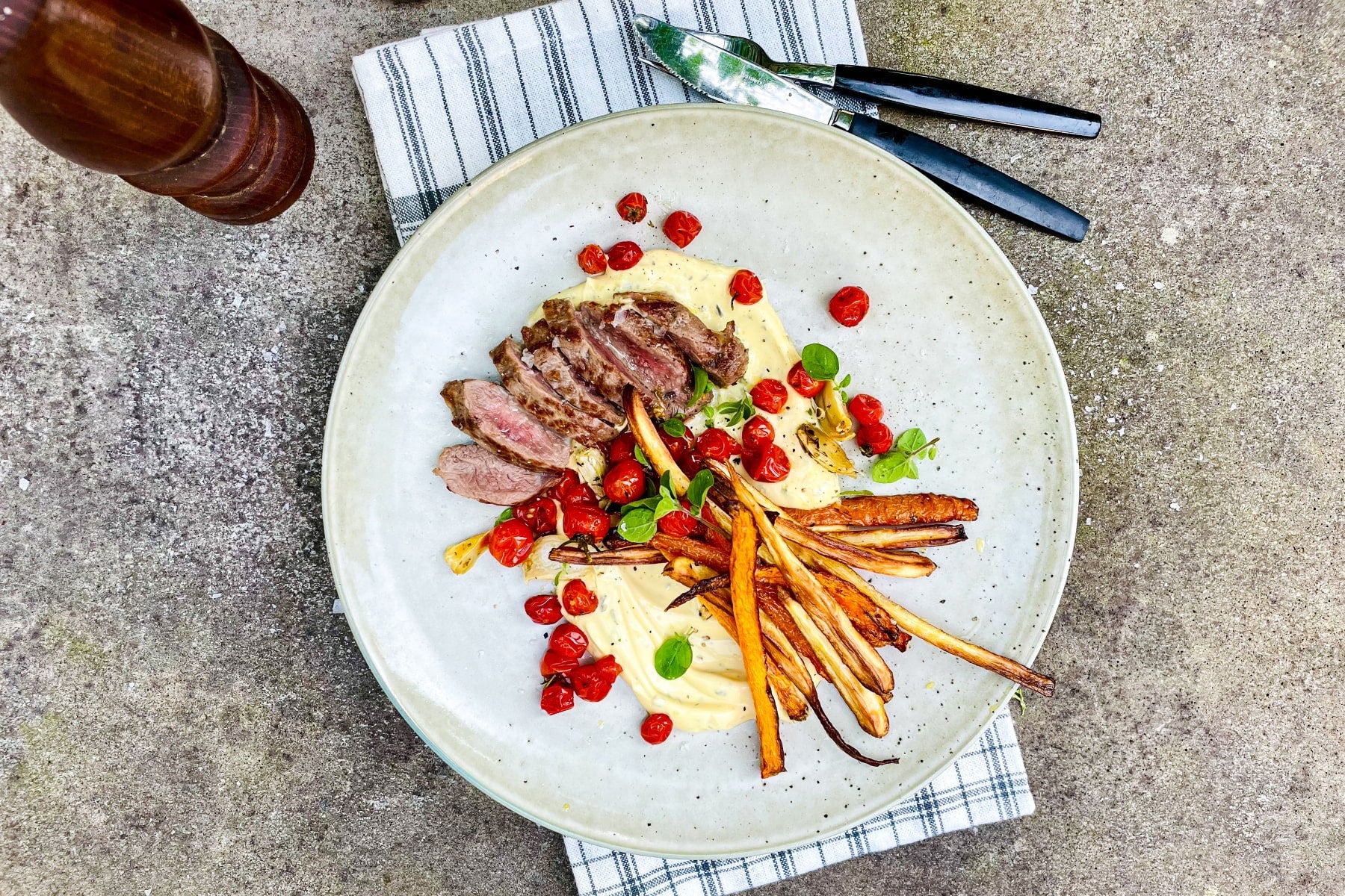 Älgentrecôte med honungsrostade rotfrukter, choronsås & torkade tomate ...