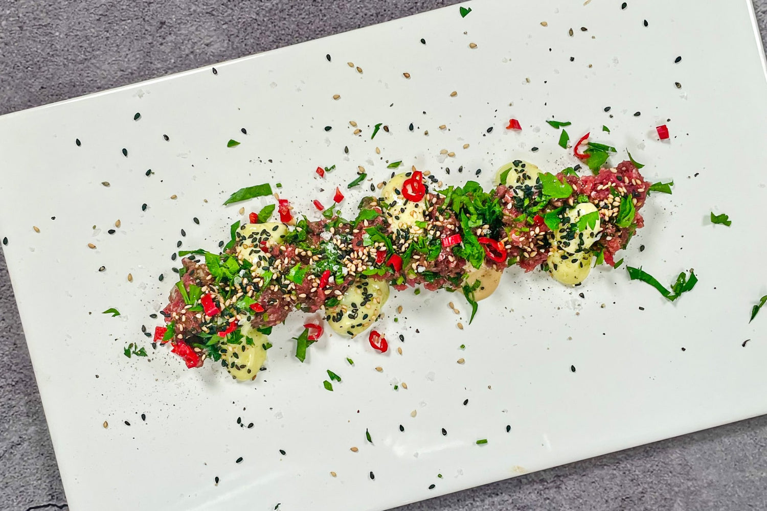 Örtbakad fransyska dovhjort med rotsaksgratäng – Gläntans Viltkött