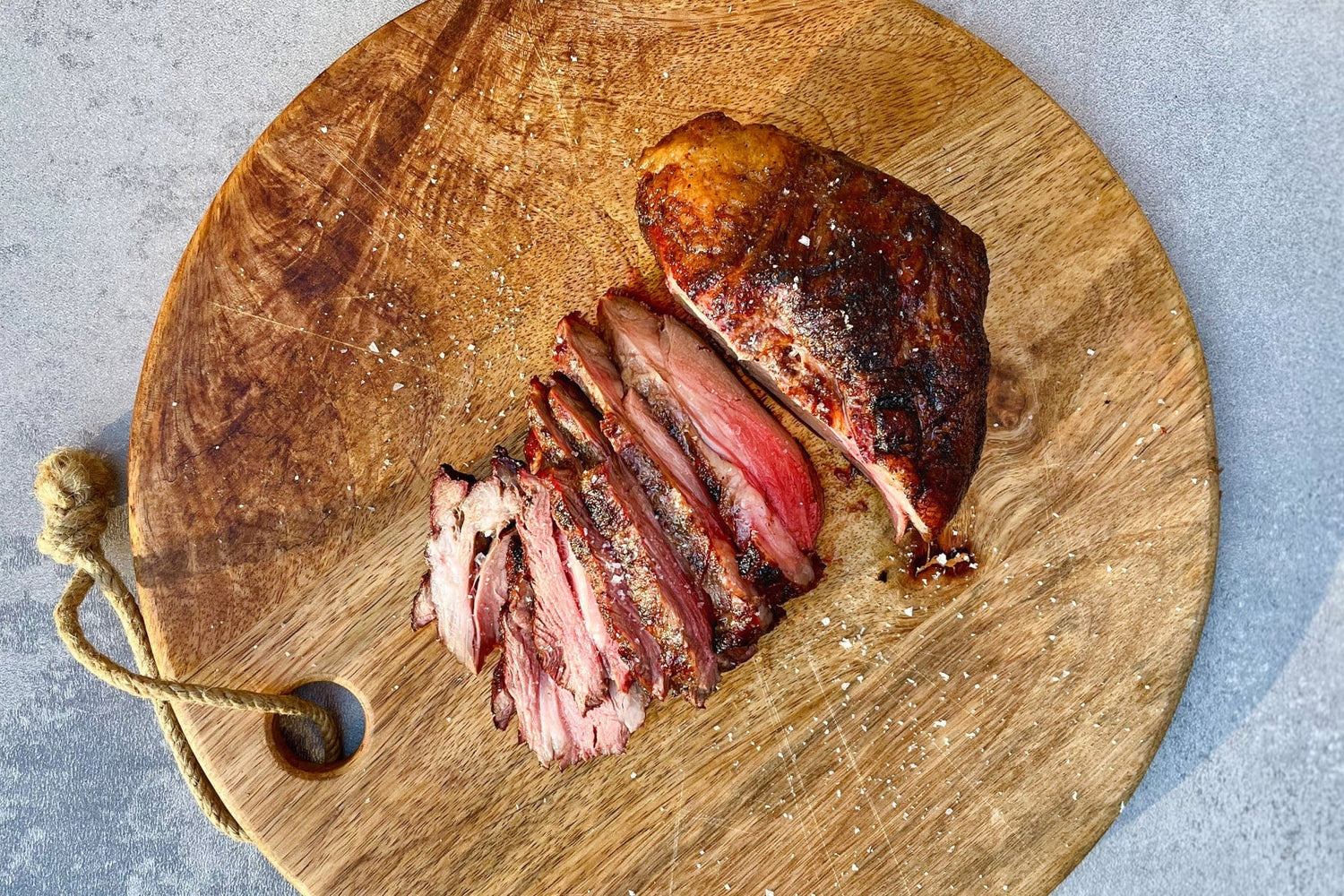 Örtbakad fransyska dovhjort med rotsaksgratäng – Gläntans Viltkött